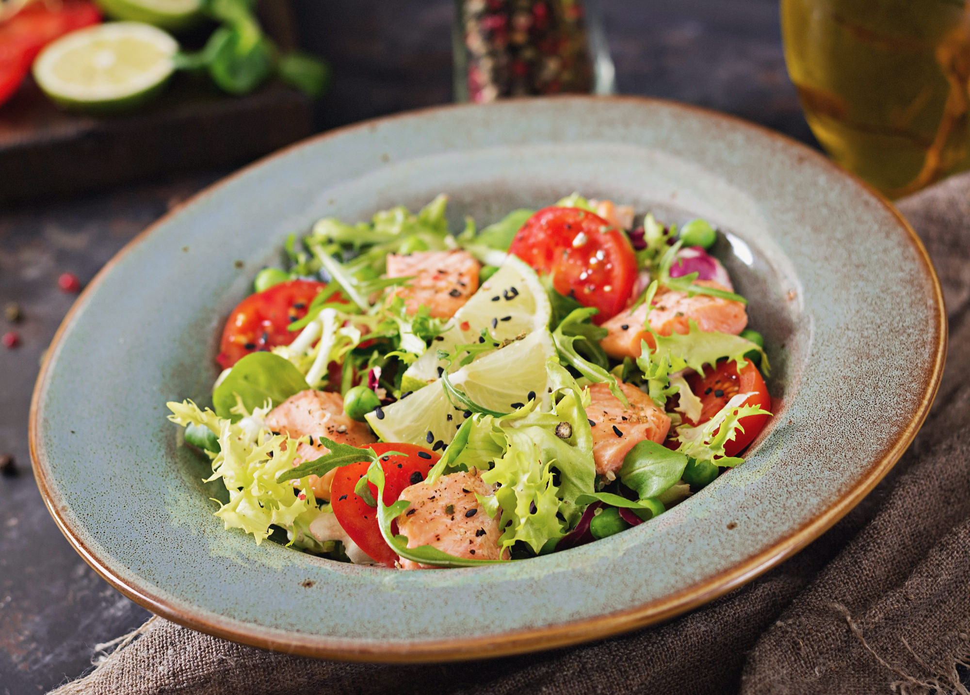 Salade de Saumon Grillé, Tomates et Citron Vert: Un Dîner Sain et ...